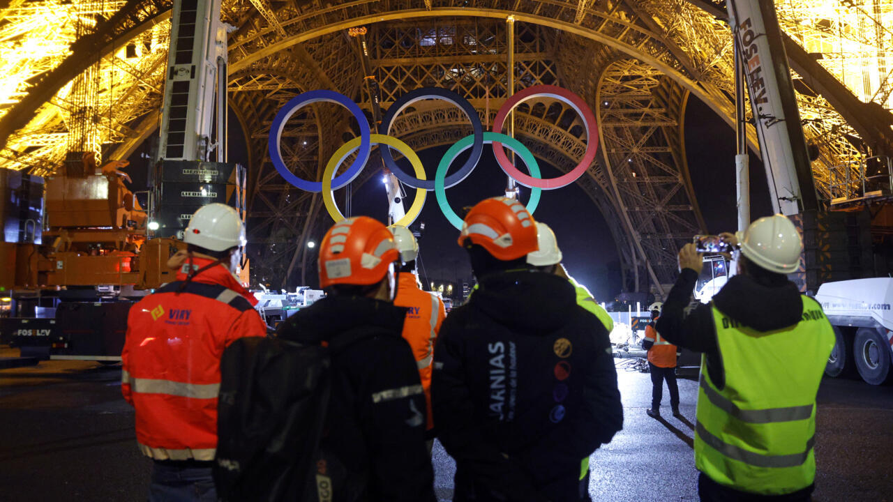 Workers take down Olympic rings from Eiffel Tower – for now - France 24