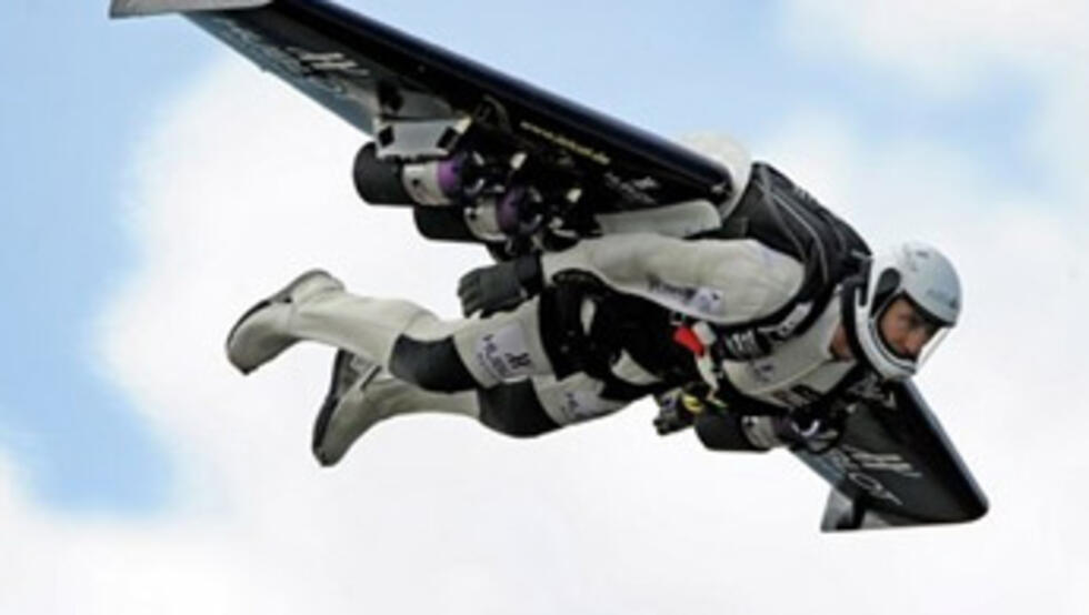 Jet-pack flyer crosses the English channel
