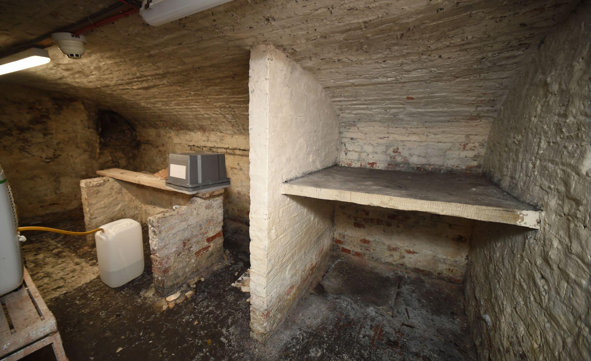 Mais qui pouvait bien se cacher dans ces quartiers souterrains trouvés ...