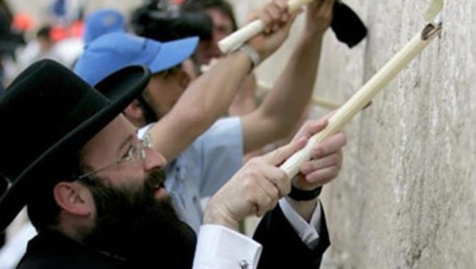Wailing Wall starting to crumble