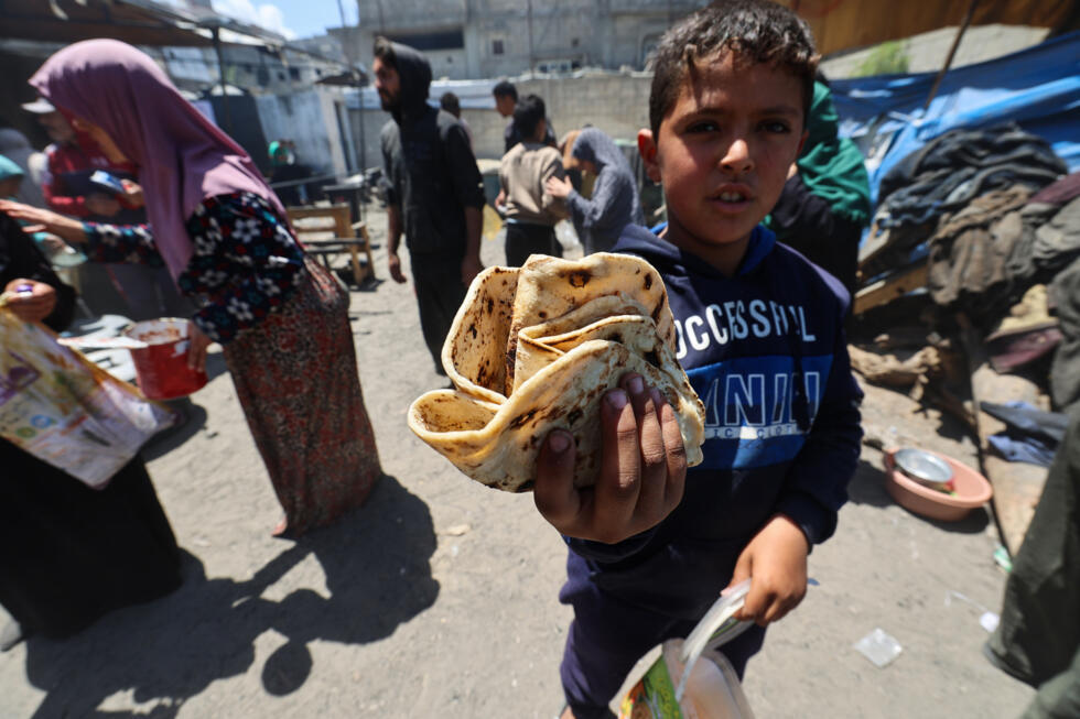 'Hunger breaks everything': desperate Gazans scramble for food