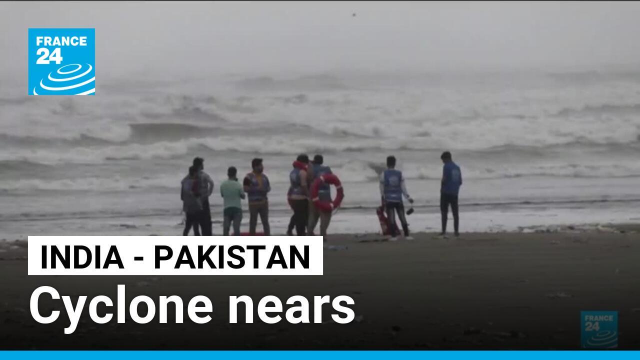 Over 100,000 evacuated as cyclone threatens India, Pakistan - France 24
