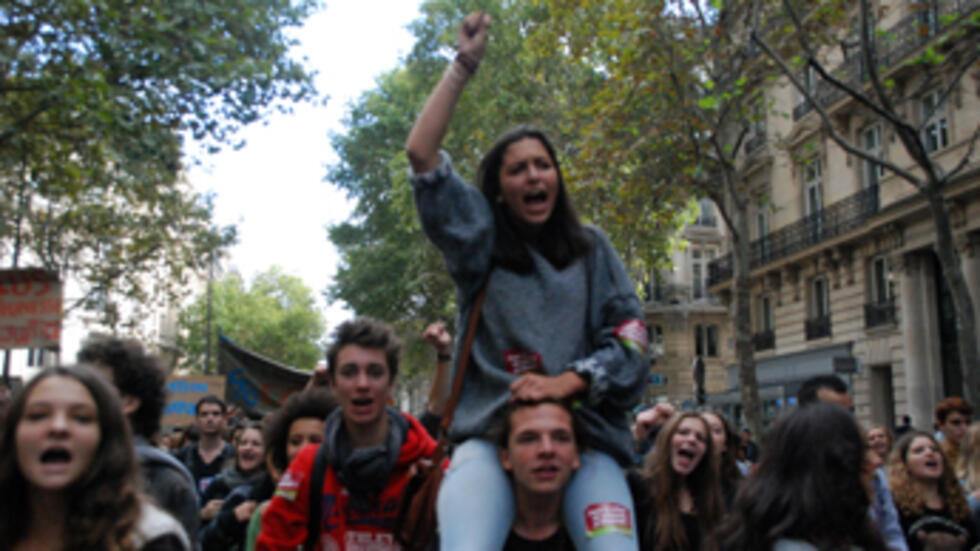 Paris students intensify protests over deportations