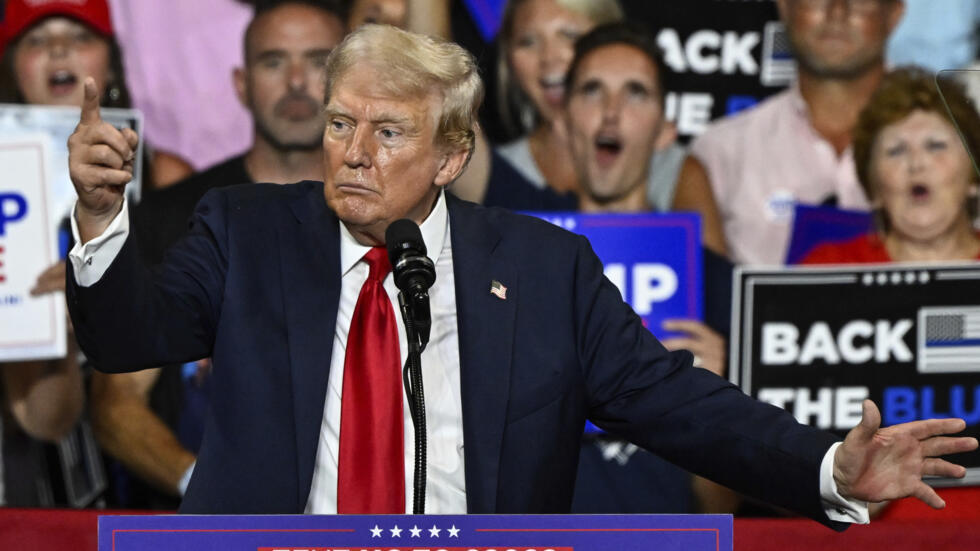 Trump centra su atención en Harris en su primer mitin tras la salida de ...