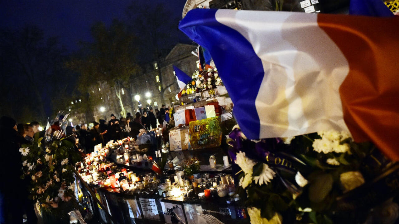 Hollande calls on French to fly the tricolour flag to honour Paris victims