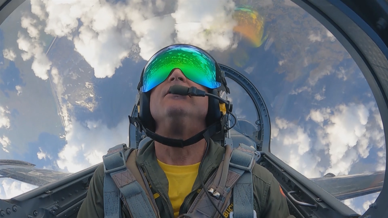 The hidden battle of Top Gun: Elite pilots suffer mental and physical ...