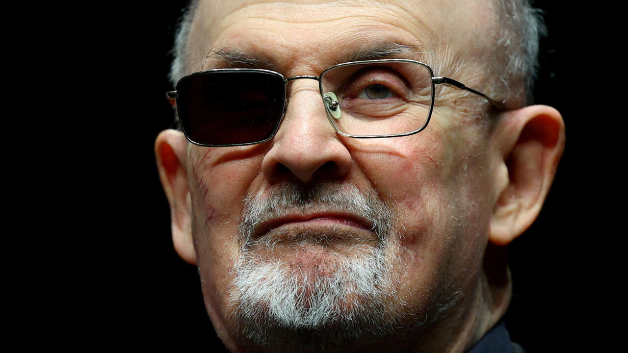 El escritor Salman Rushdie habla en el juicio contra su atacante ...