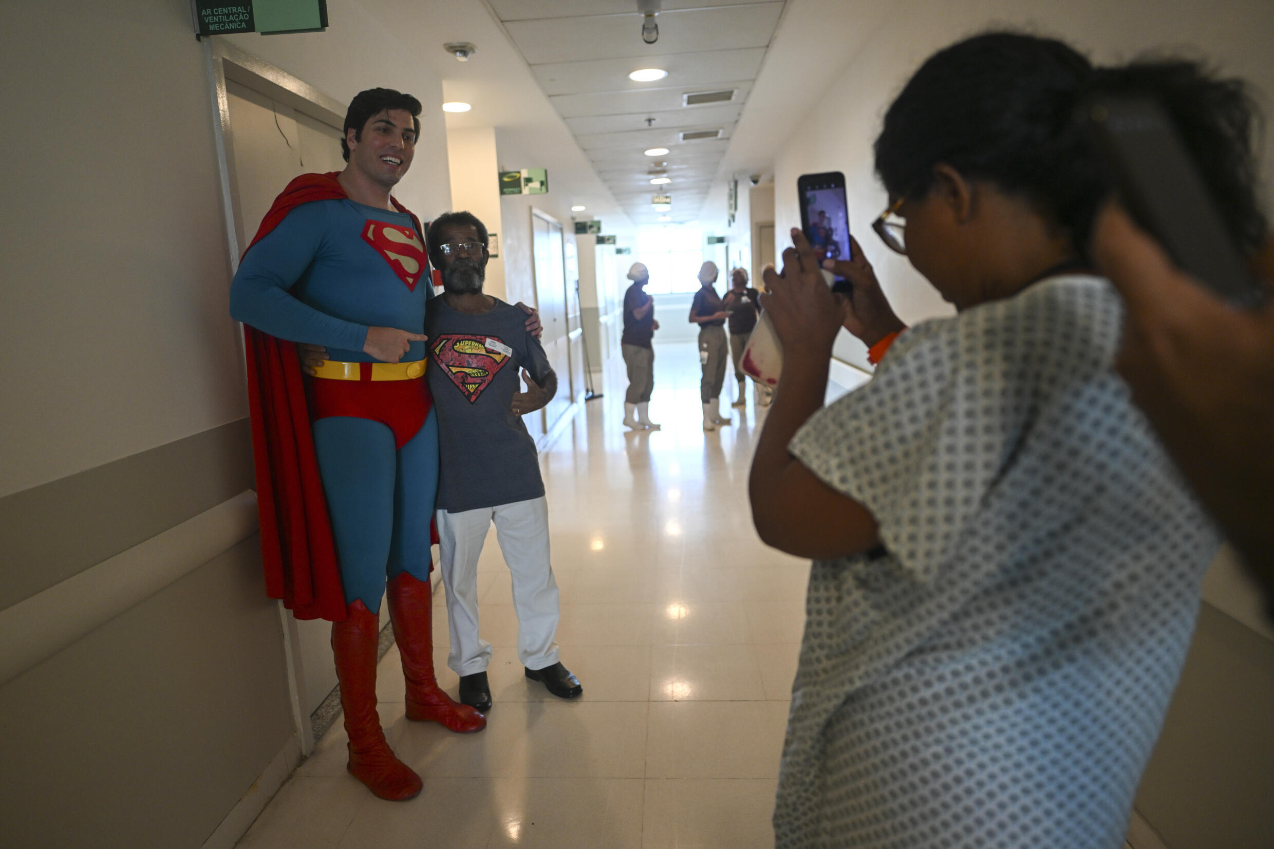 Clark Kent lookalike turns accidental superhero in Brazil