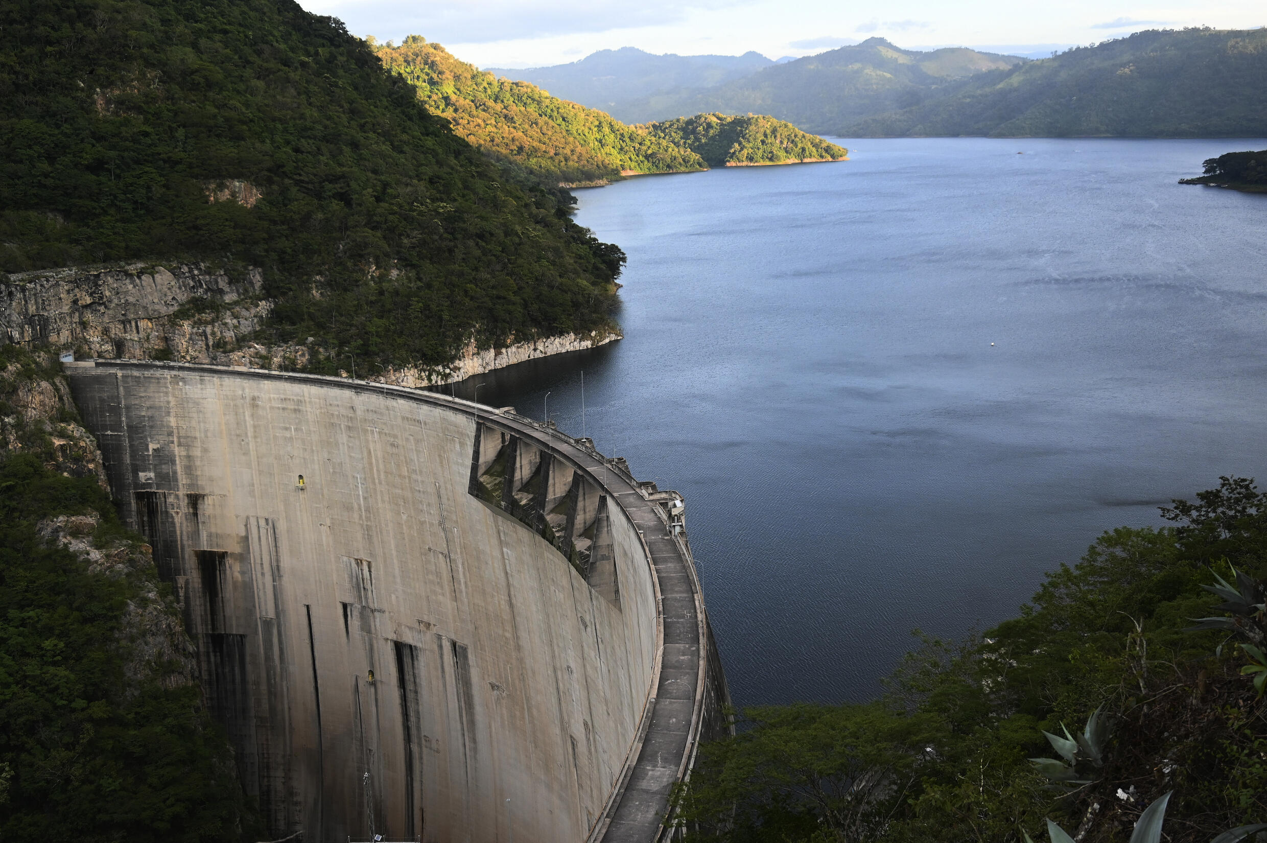 Cormoranes amenazan la pesca en la mayor represa de Honduras