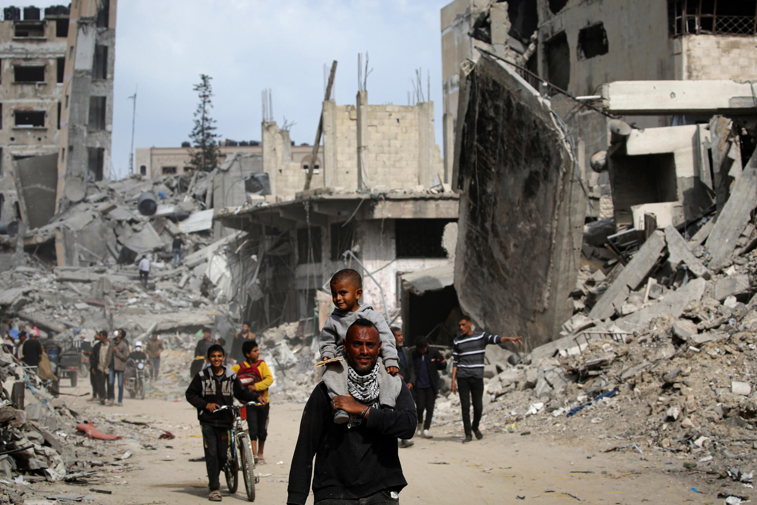 Gazans return to 'indescribable' destruction of Khan Yunis