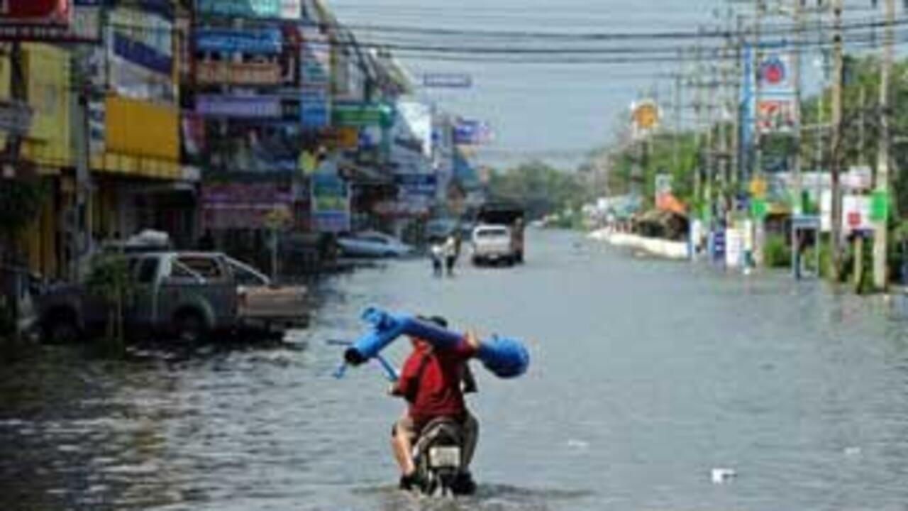 Les inondations gagnent du terrain dans le nord de Bangkok - France 24