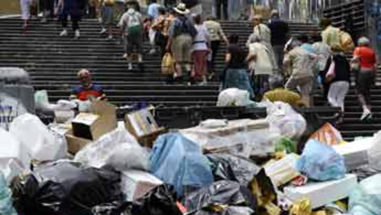 Government heads for waste-ridden Naples