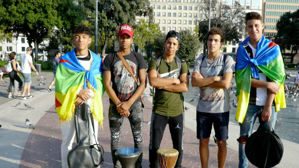 Los migrantes menores de edad encuentran acogida en Cataluña