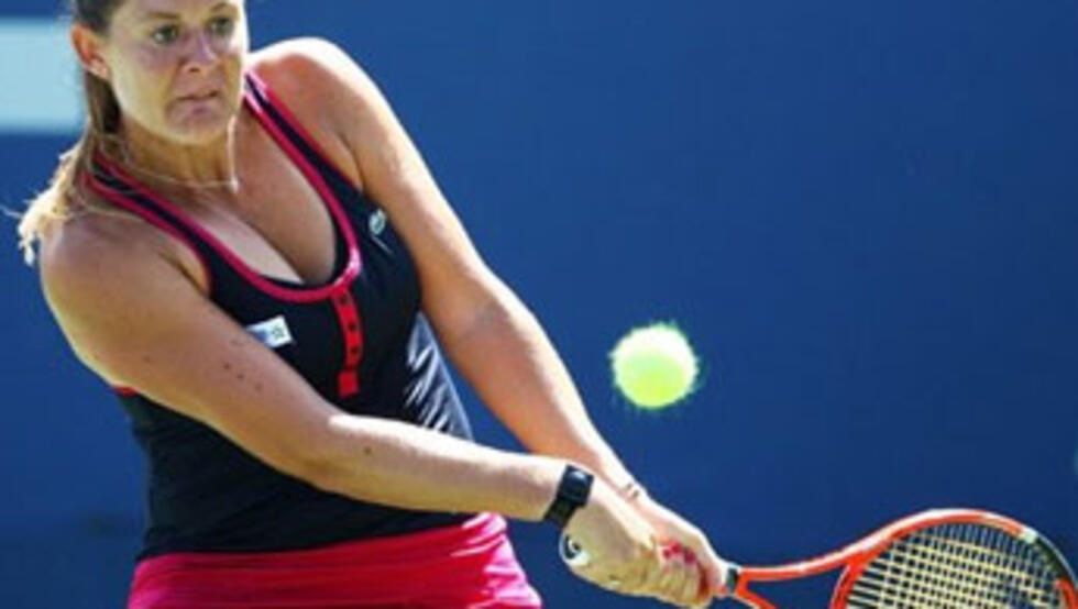 Safina battles into third round