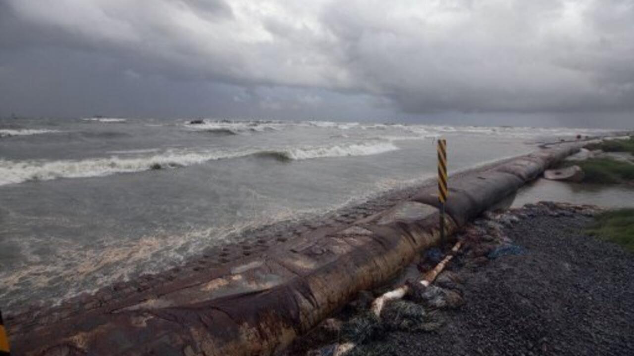 Hurricane Alex expected to make landfall at US-Mexico border