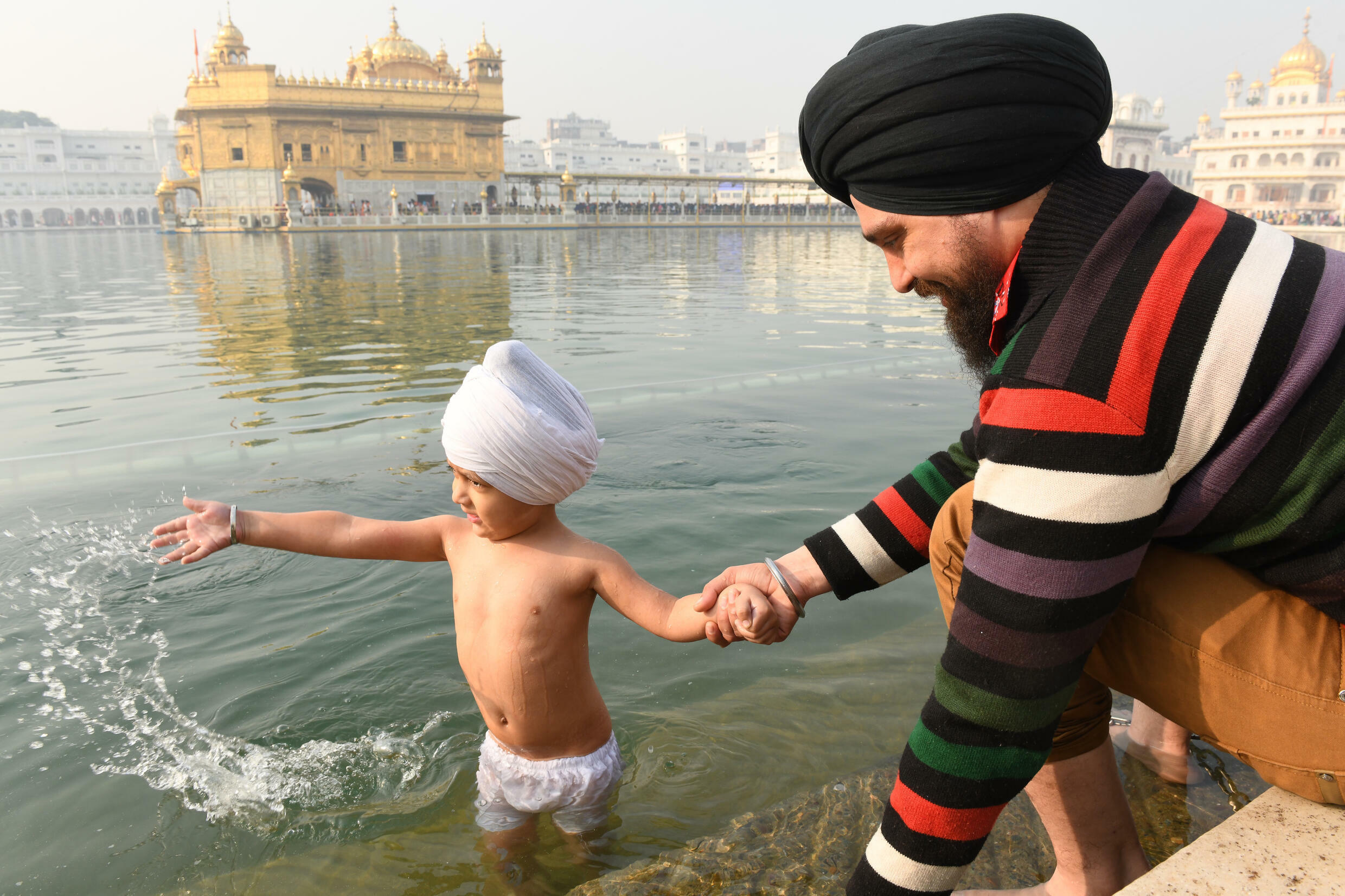 Pakistanis welcome Indian Sikhs for founder Guru Nanak's birthday
