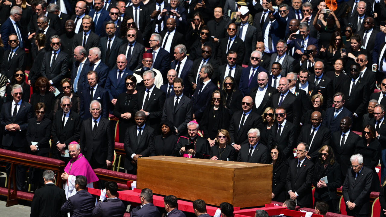 Al menos 400.000 personas se congregaron para despedir al primer papa latinoamericano de la historia
