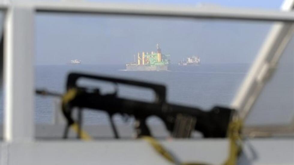 Beijing to send warships to combat pirates