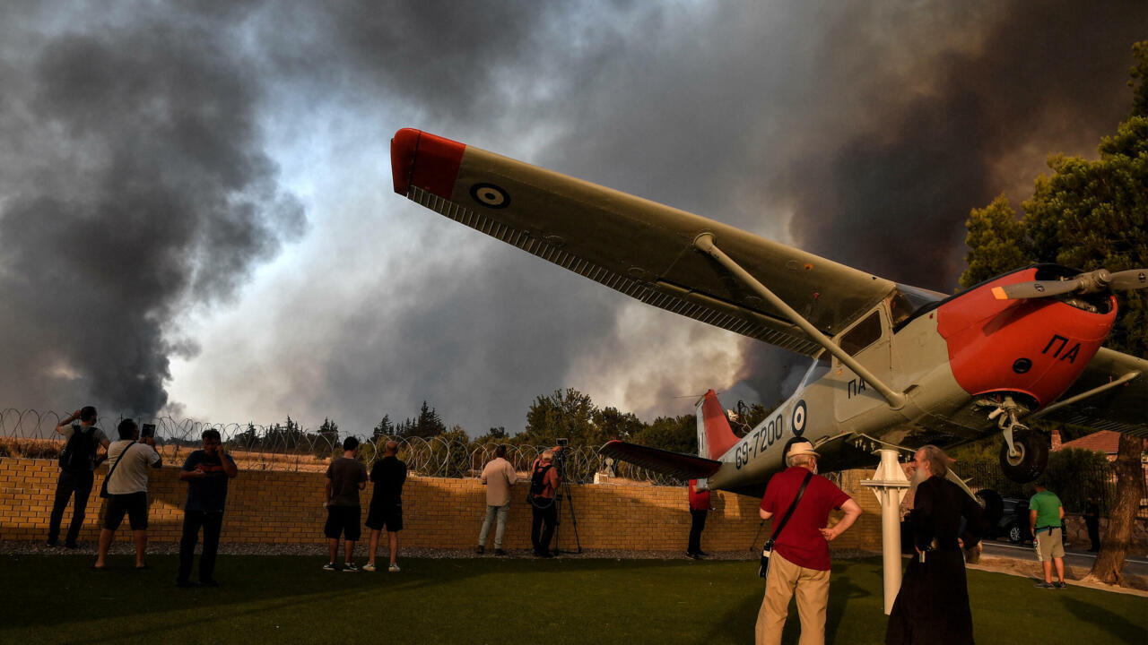 With wildfires blazing, Athenians told to stay inside