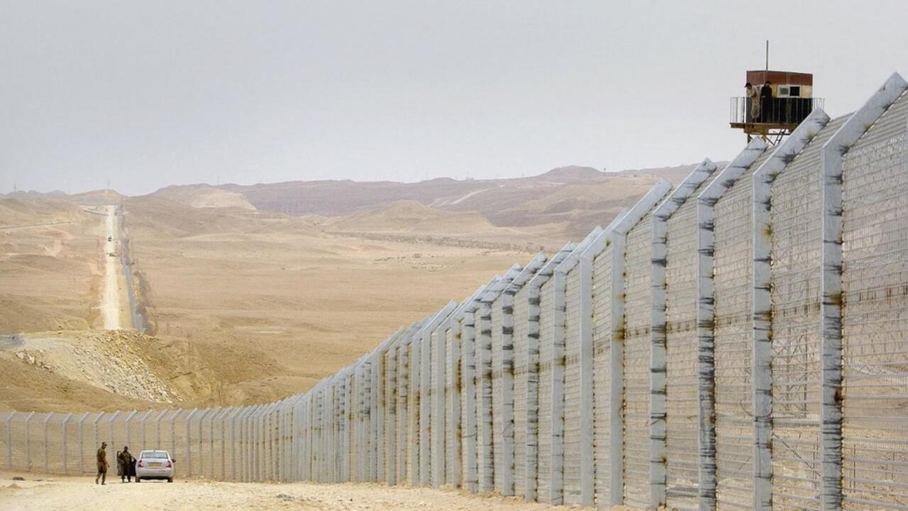 الجيش المصري يبدأ في هدم المنازل لإقامة منطقة عازلة على الحدود مع قطاع غزة