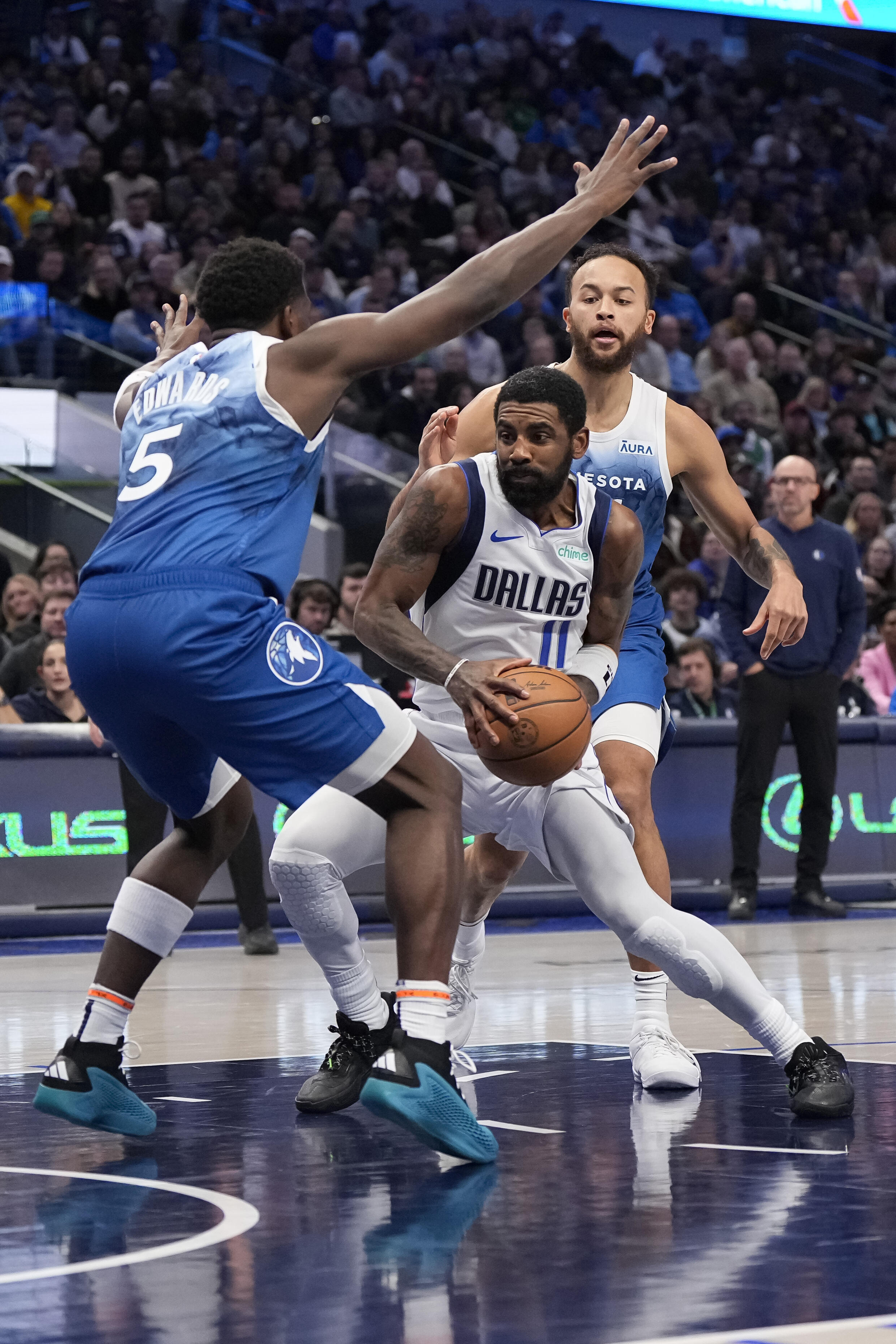 Lakers snap skid with win over Clippers, Mavs top Timberwolves