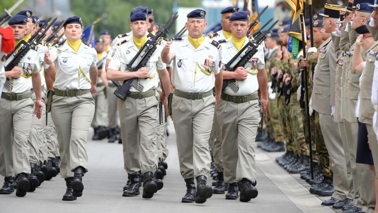Video: Last all-French army regiment quits Germany - Focus