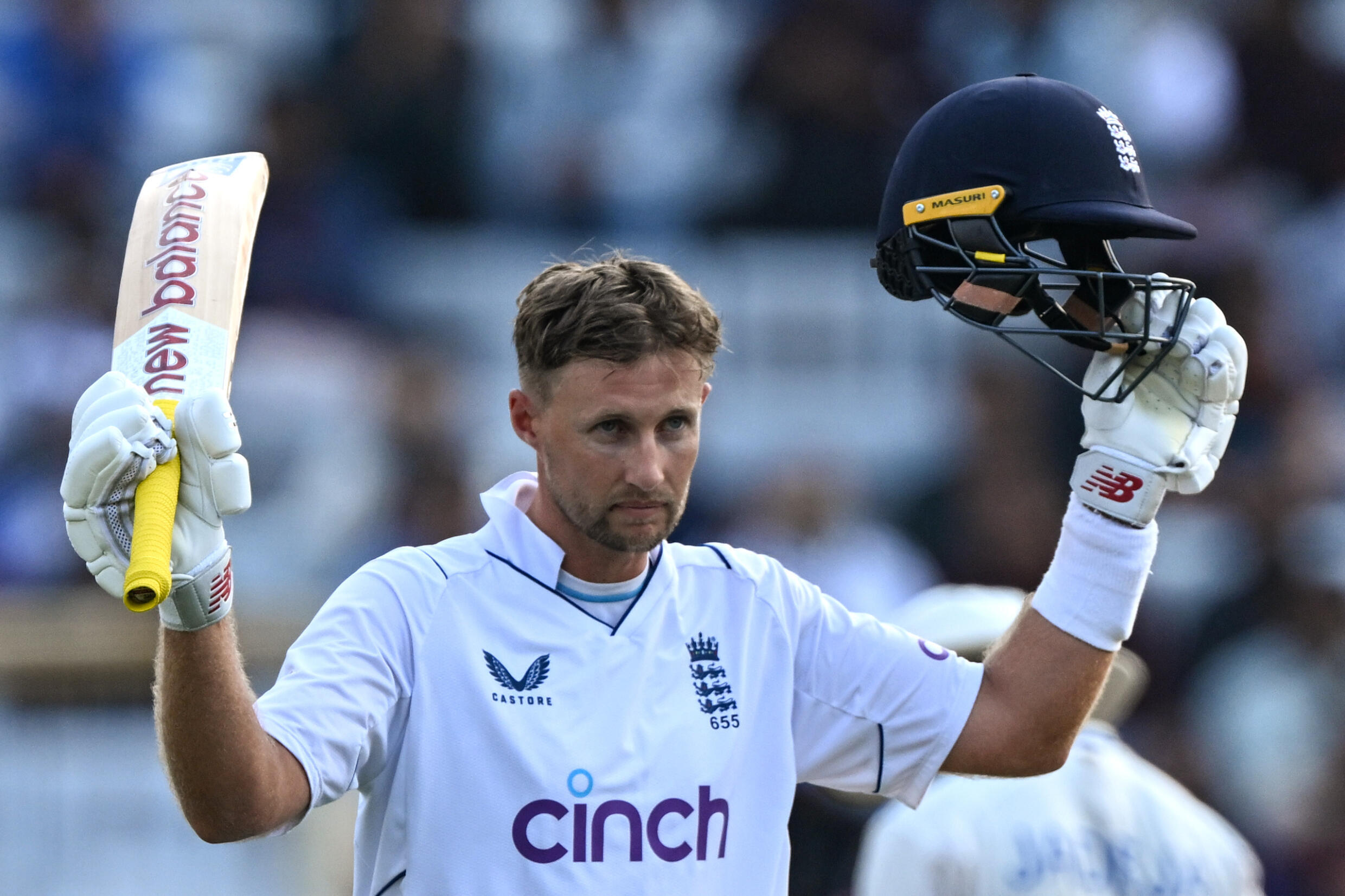 Pundits laud England's old-school Root for patient century