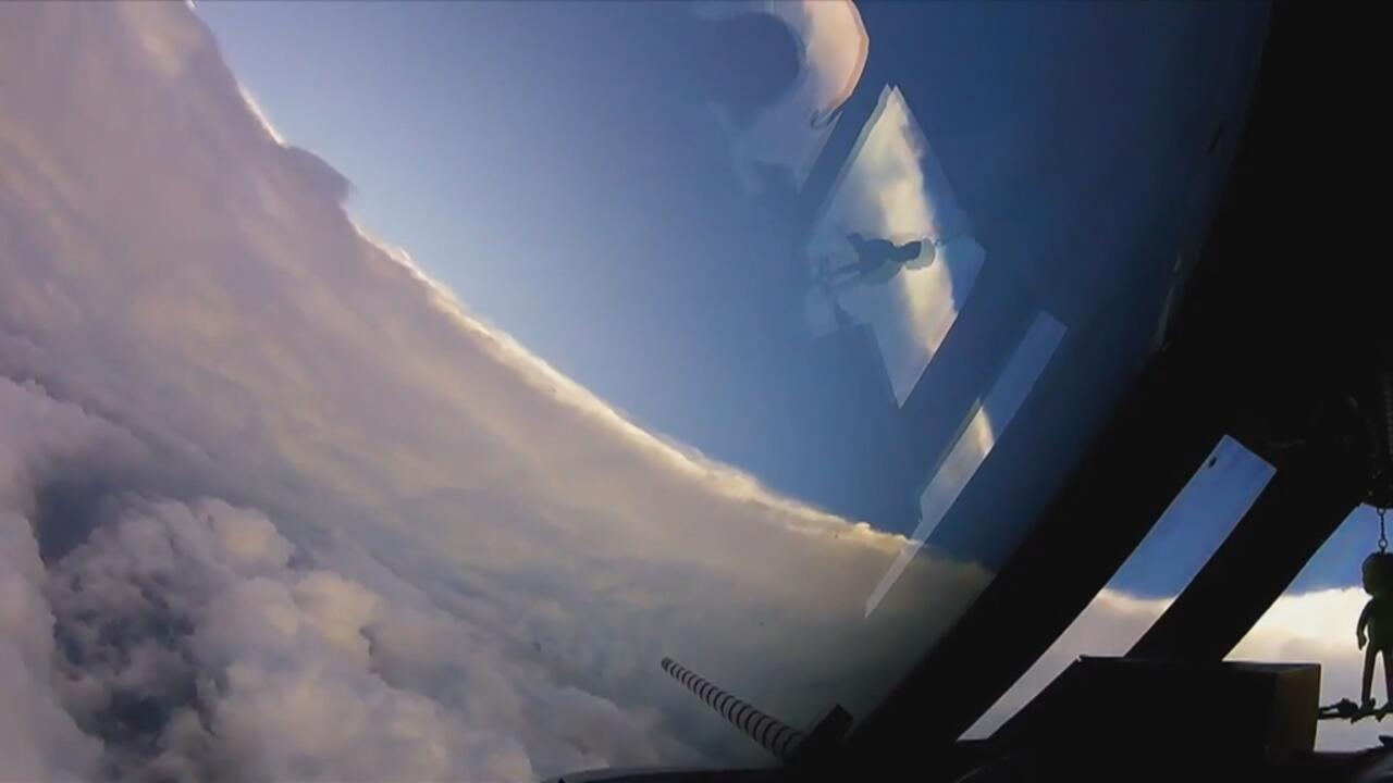 USA: The perilous mission of hurricane hunters - Inside the Americas