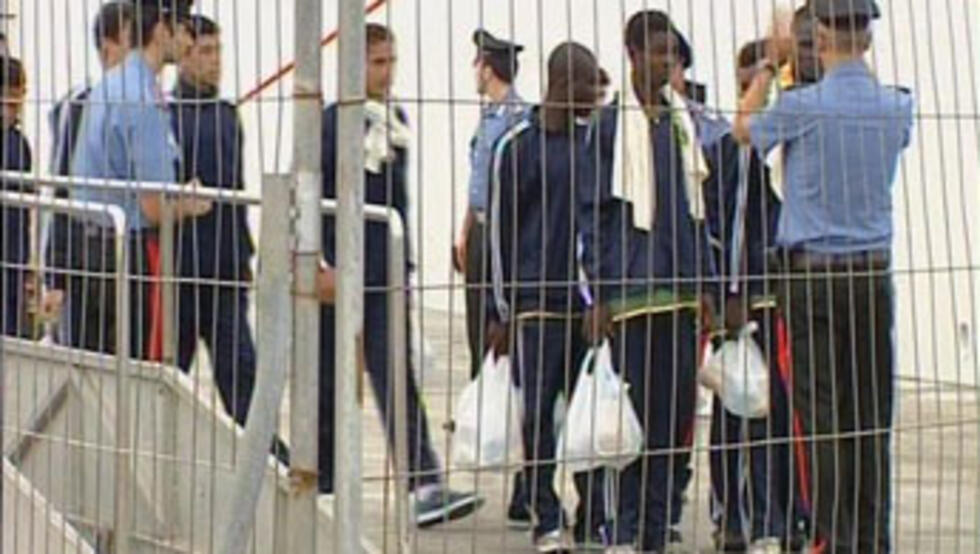 Migrants break out of infamous Italian refugee camp