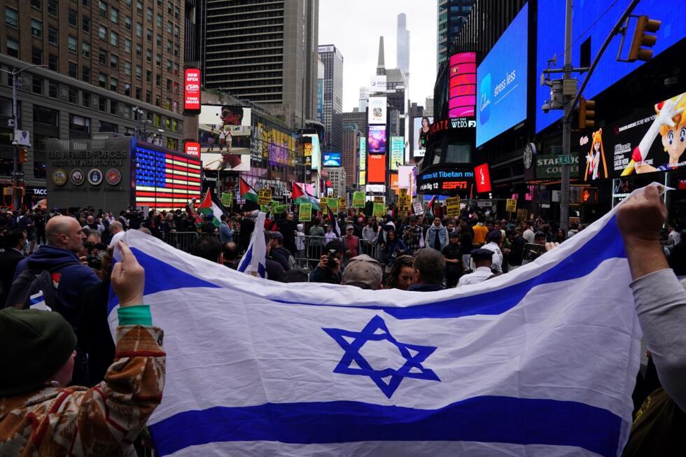 Palestinian supporters, pro-Israel counter-protestors rally in Manhattan