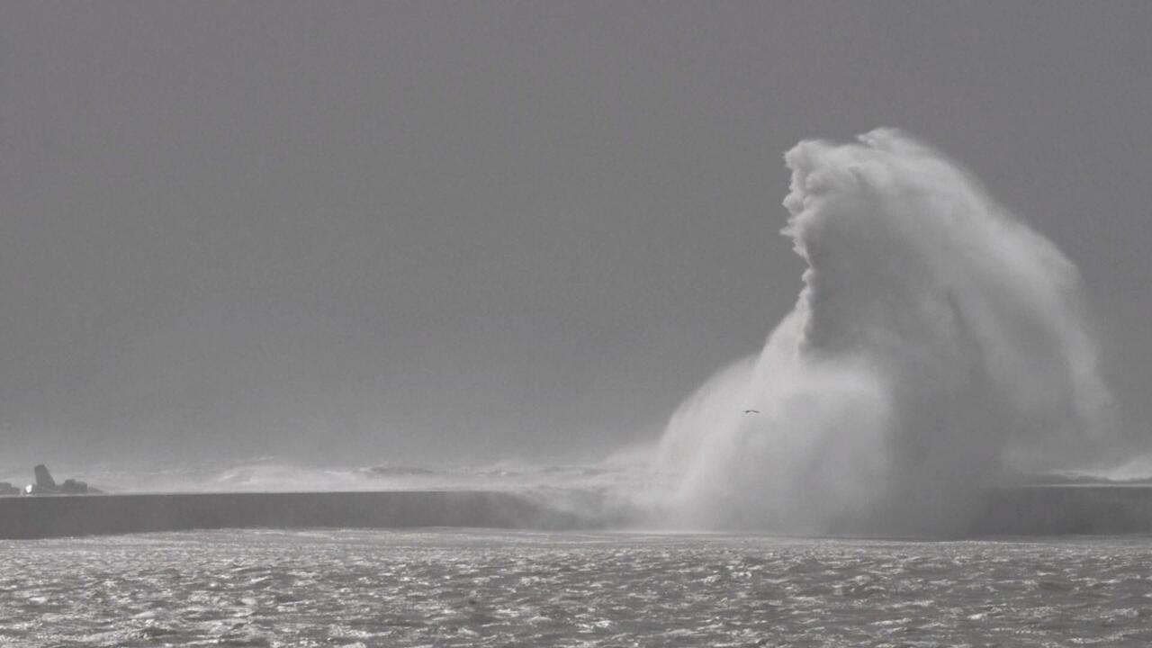 South Africa: Cape Town hit by worst winter storm in 30 years - Eye on ...