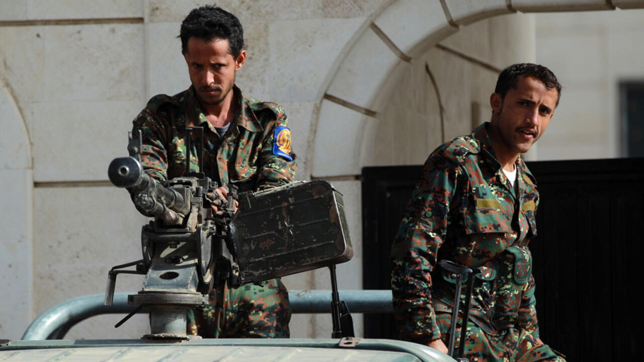 Houthis, soldiers battle near Yemen's presidential palace