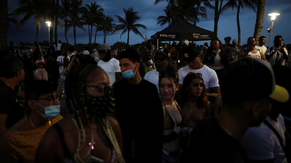 Covid-19: Miami Beach extends curfew to control spring break crowds