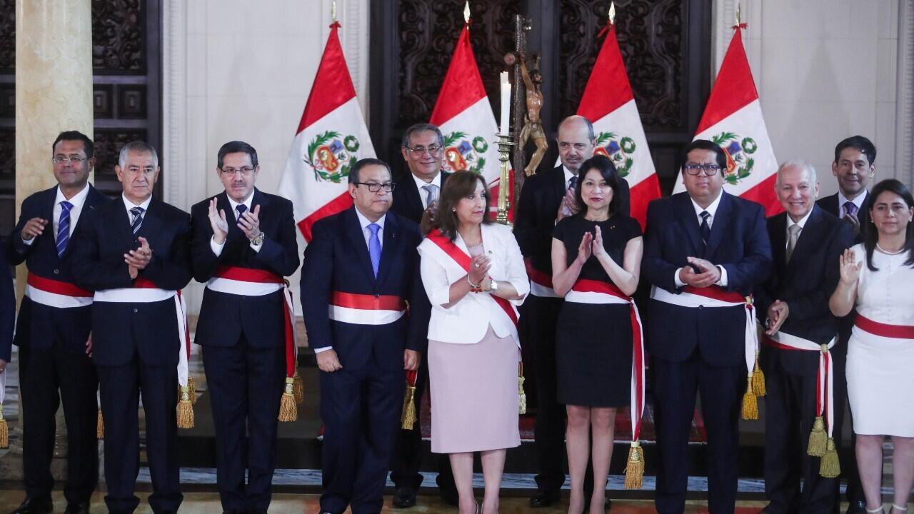 Boluarte toma juramento a nuevo equipo de ministros en medio de fuertes ...
