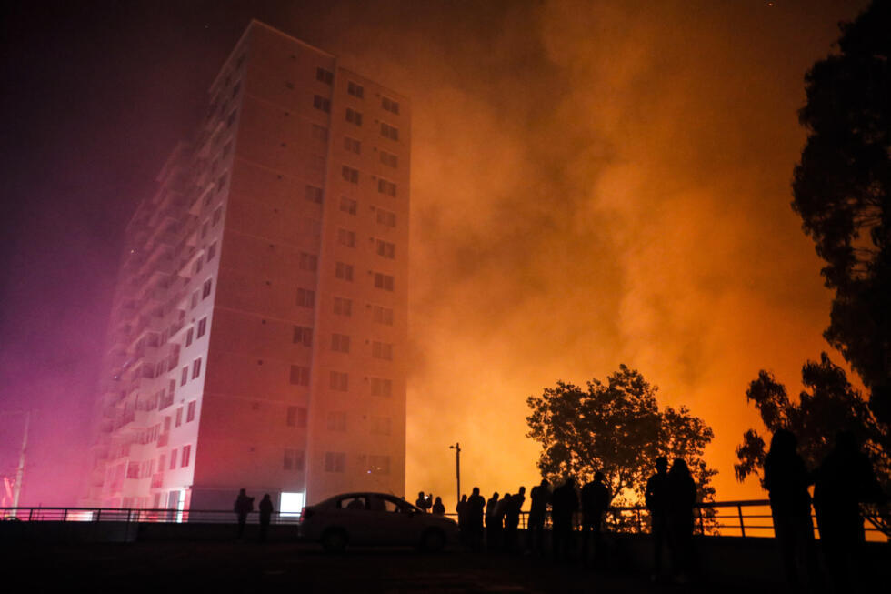 Two dead, 400 homes damaged in Chilean seaside resort town fire