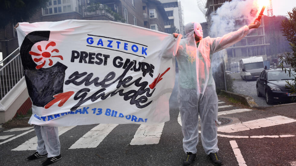 ETA hands over arms ahead of expected disbanding