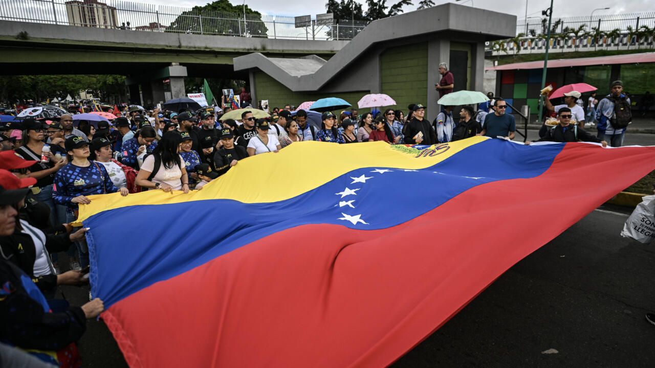 Muere bajo custodia un policía acusado de "traición a la patria" en ...