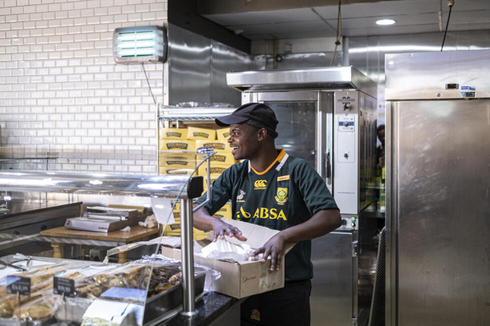 Green and gold fever grips S.Africa ahead of Rugby World Cup final