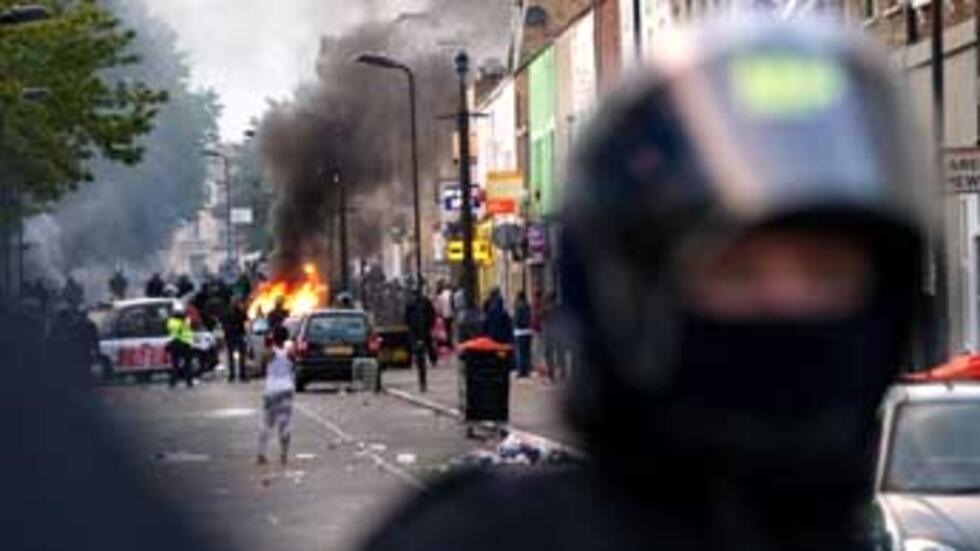 Cameron returns to UK as London violence spreads
