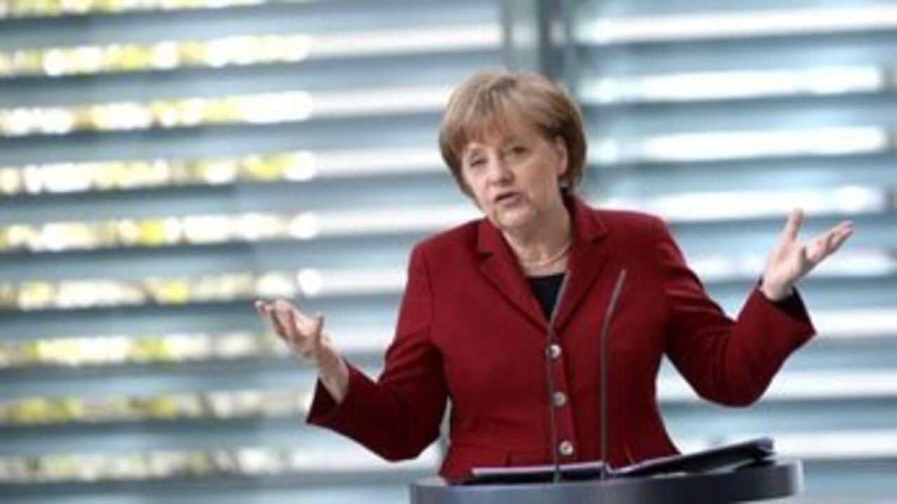 Hollande, Merkel in battle of wills on austerity