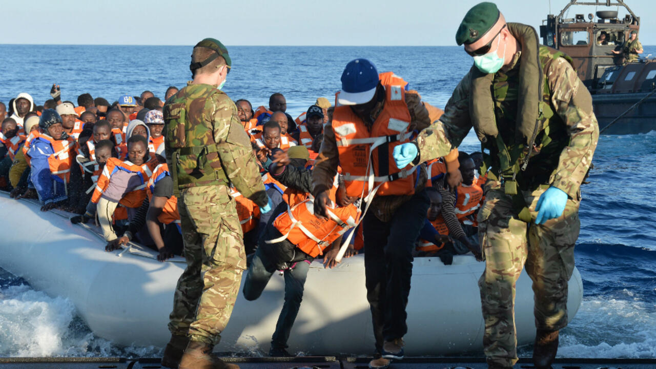 EU unveils migrant quota plan, offers UK opt-out