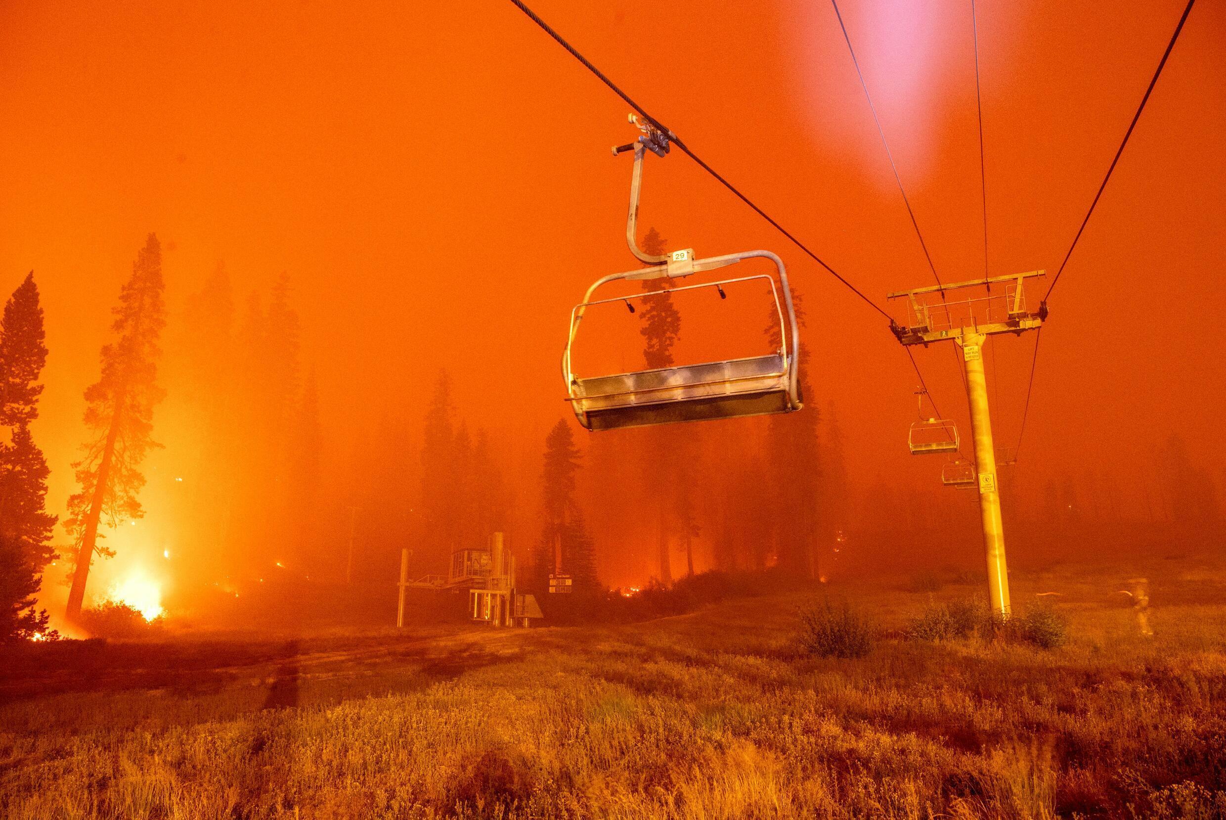 Raging wildfire forces evacuation of major US tourist spot - France 24