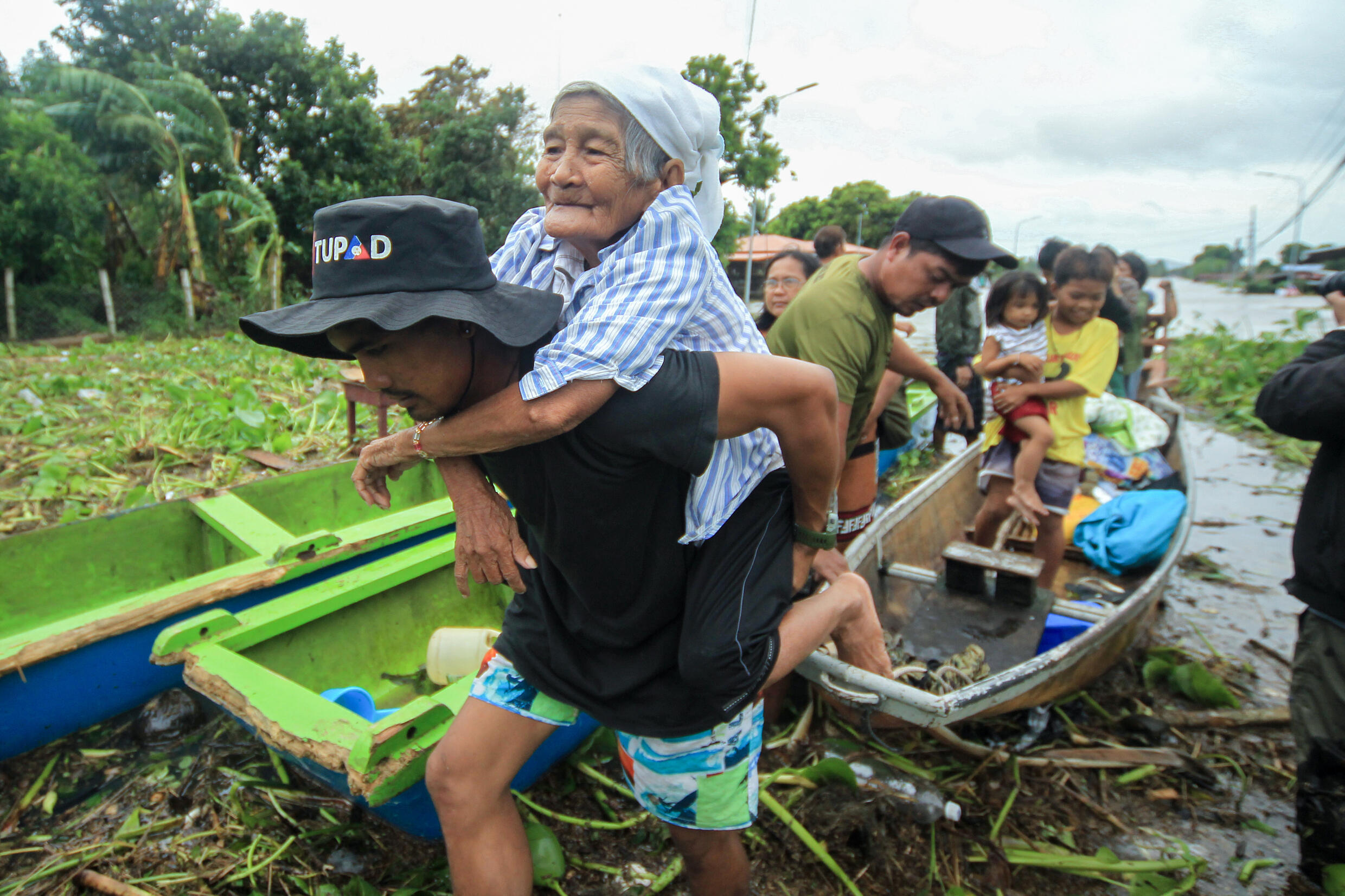 14 dead, thousands evacuated as tropical storm batters Philippines