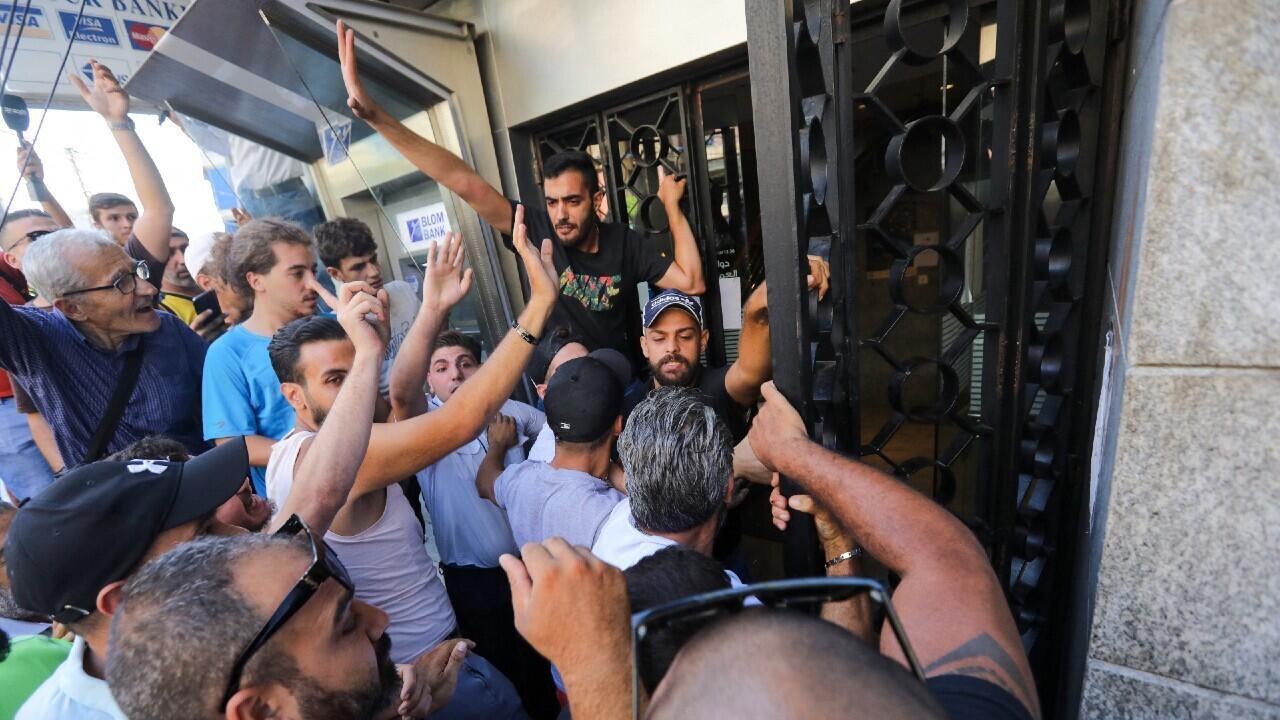 Ciudadanos desesperados de Líbano como Sali Hafez asaltan bancos para ...