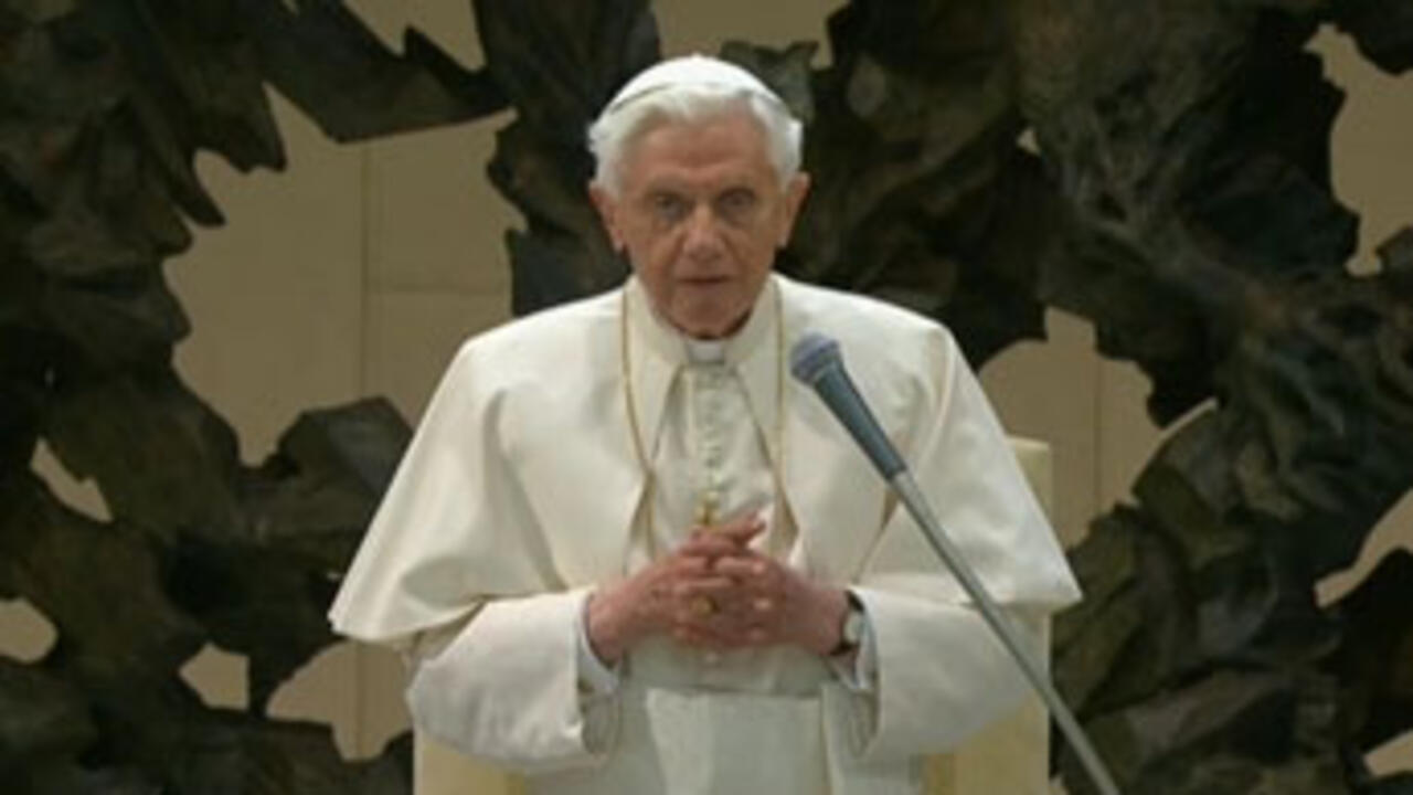 Première apparition publique de Benoît XVI depuis l'annonce de sa ...
