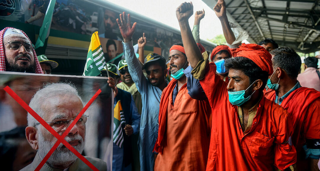 Modi instala la primera piedra de un controvertido templo hindú