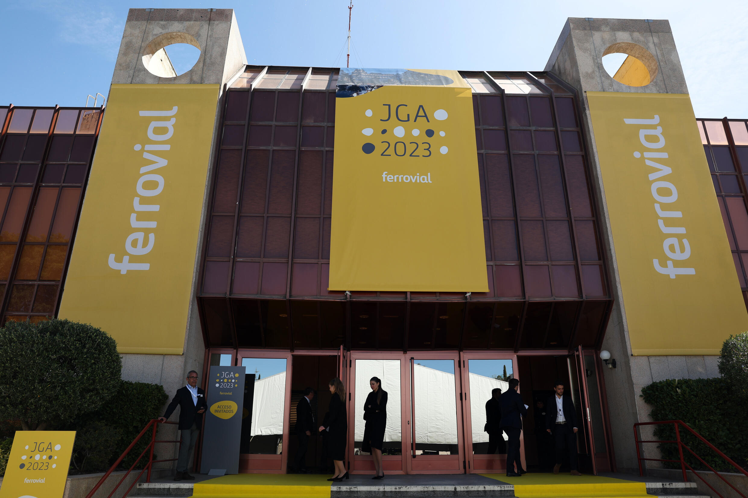 Los accionistas de la española Ferrovial aprueban el polémico traslado ...