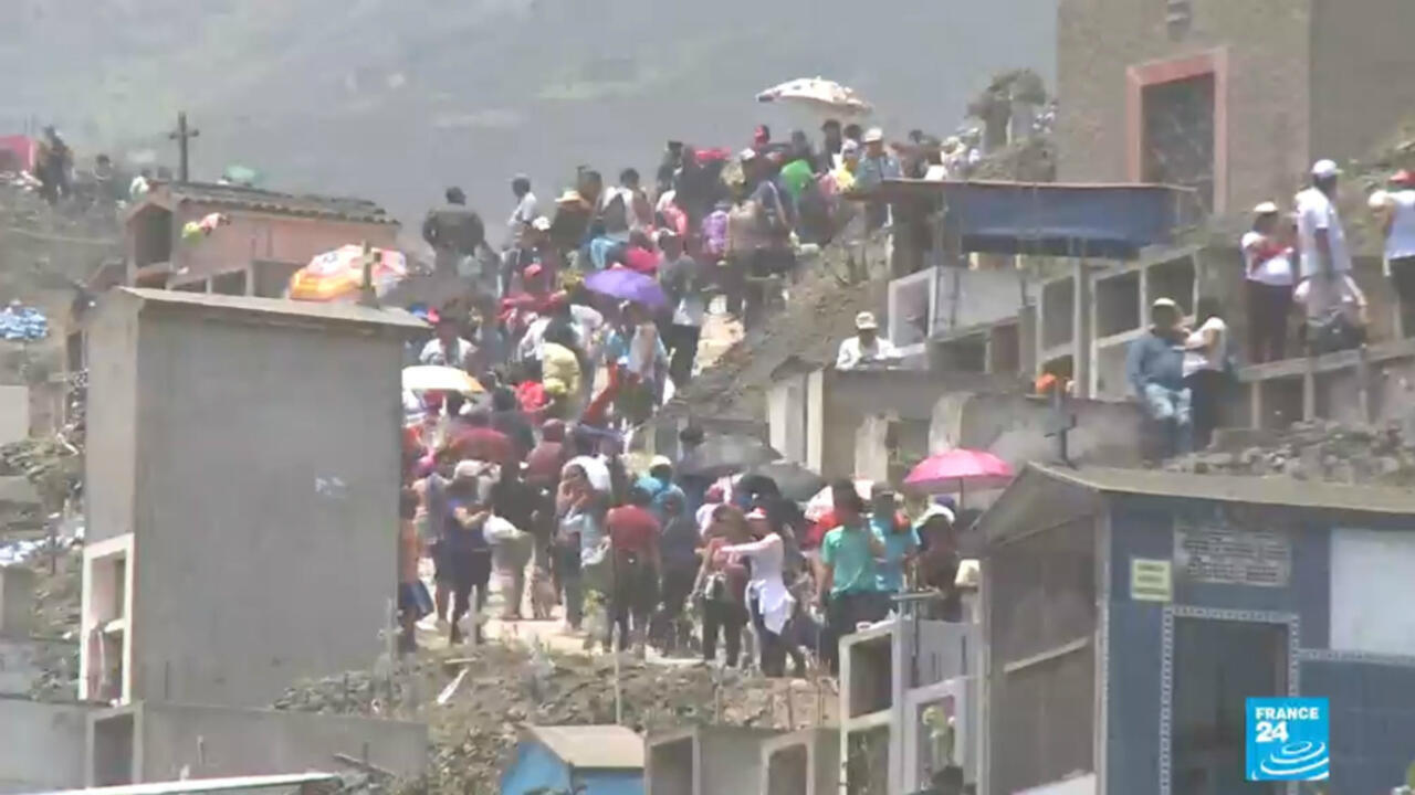Los peruanos honran a sus muertos con música, baile y comida - France 24