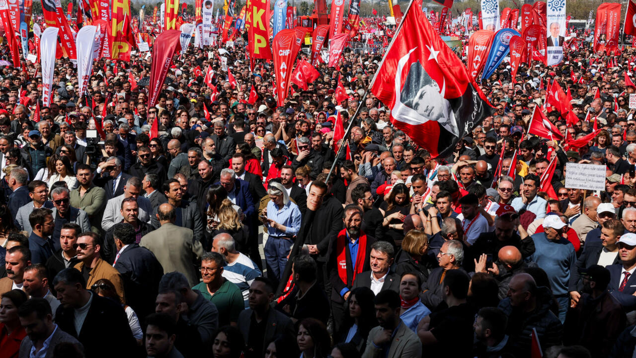 Nueva protesta masiva en Estambul contra la detención del alcalde Ekrem ...