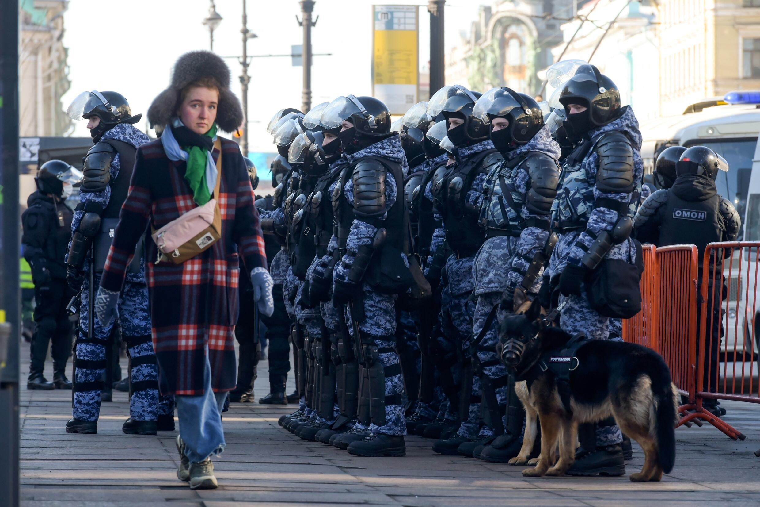 More than 800 detained in Ukraine protests across Russia